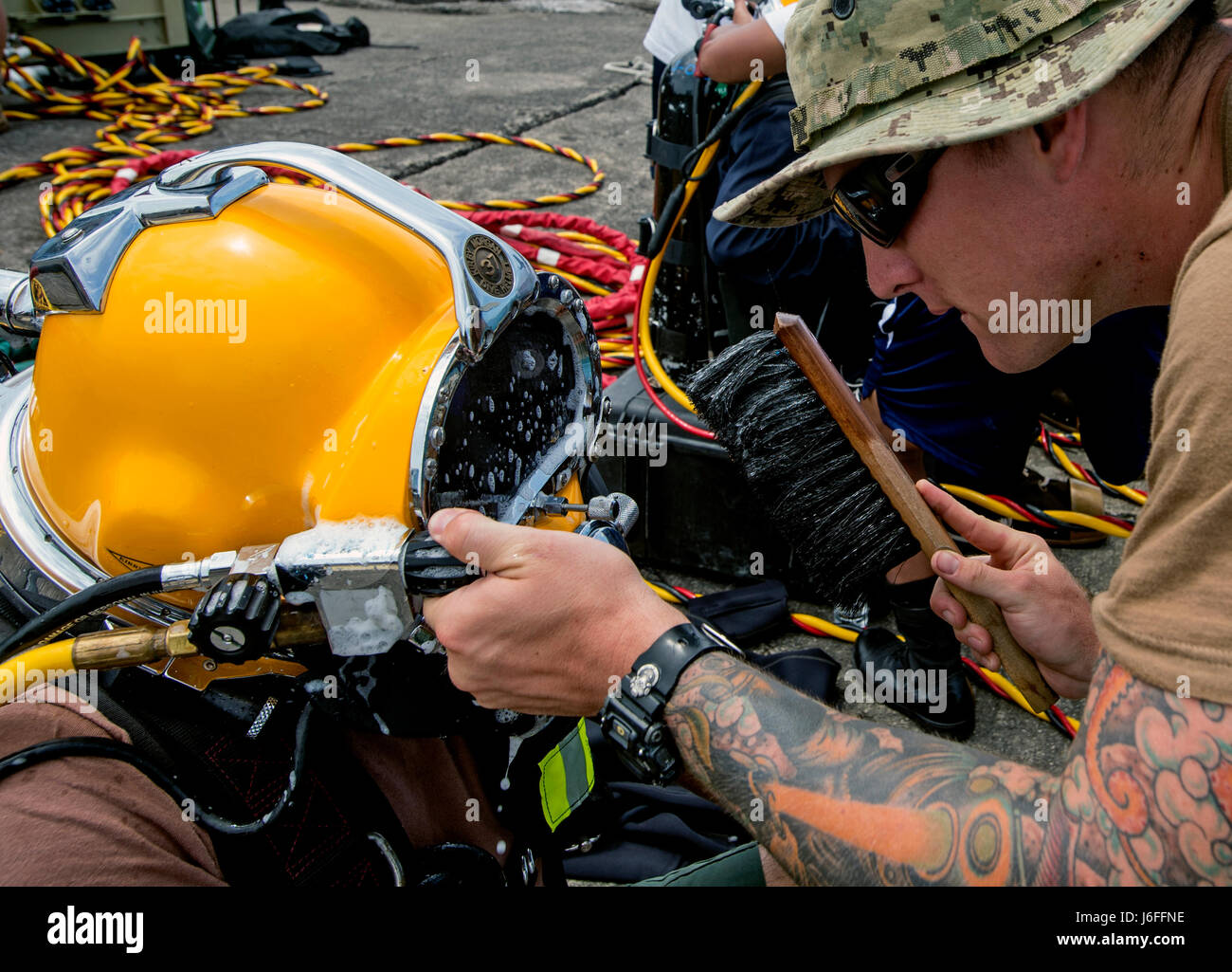 U.S. Navy Steelworker 2nd Class Tyler Ault, Underwater Construction ...