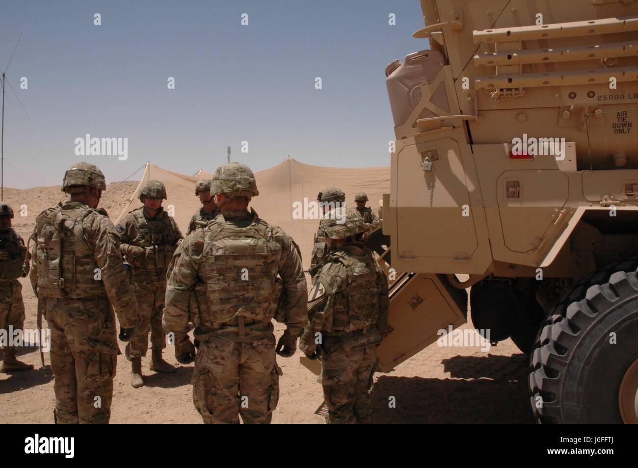 Kuwait training kuwait soldiers weapons hi-res stock photography and ...