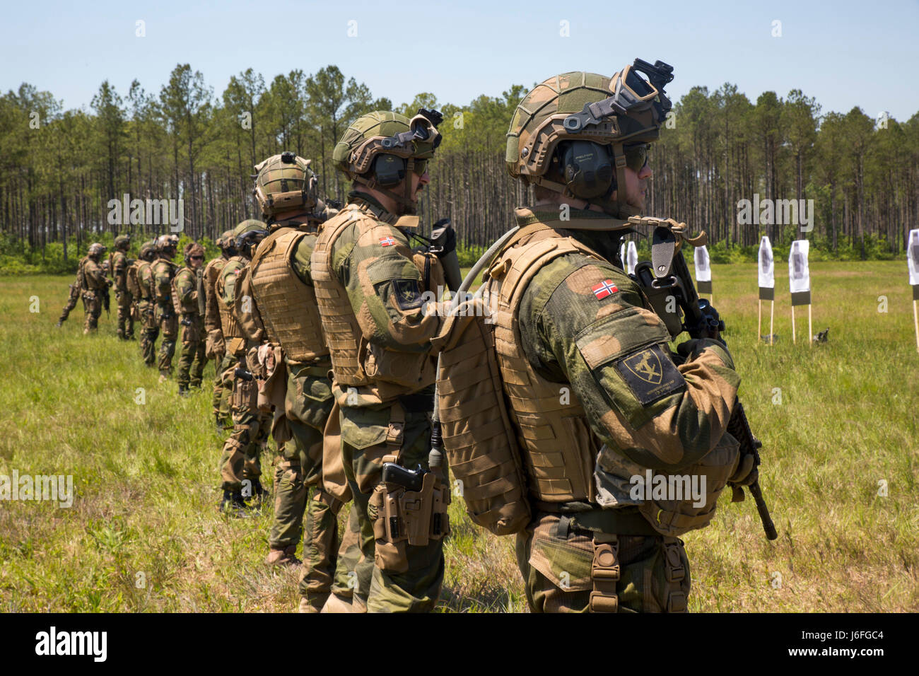 Norwegian soldiers with Norwegian Brigade-North Surveillance and Target ...