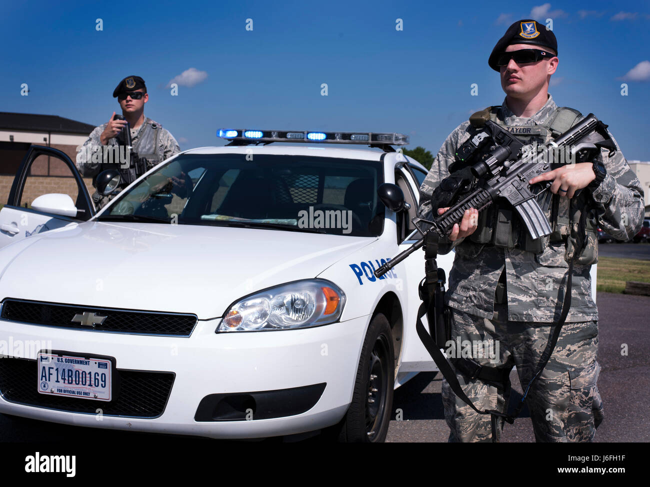 Law enforcement officers respond hi-res stock photography and images ...