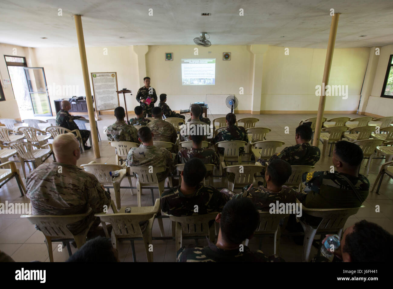 Philippine and U.S. military personnel conduct a training class on ...