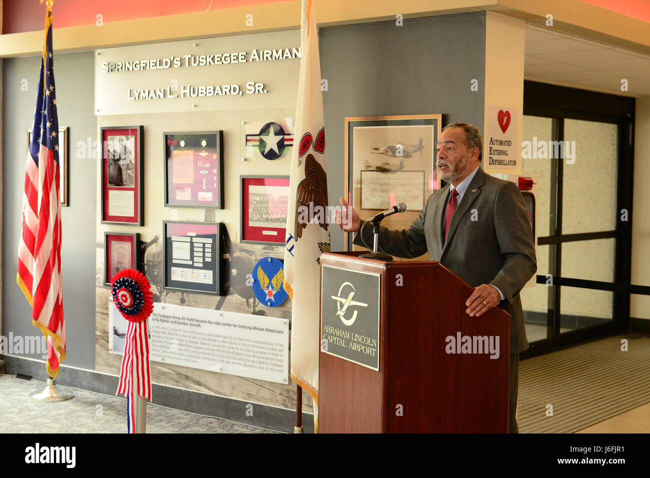 Lyman L. Hubbard Jr. (center), joined by (from left) Mayor James O ...
