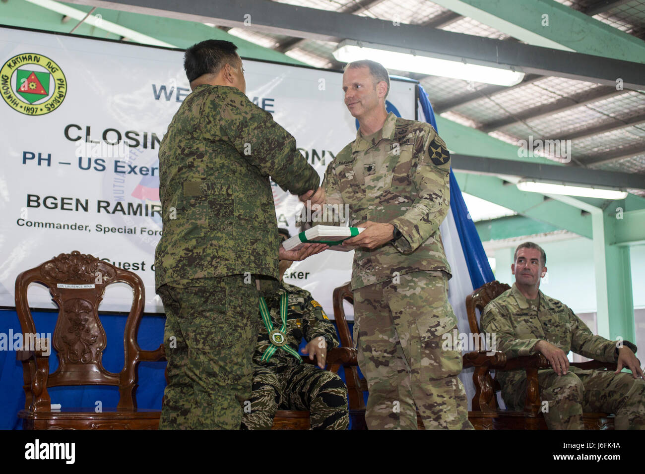 Philippine Army Laurence Col. Mina presents U.S. Army Lt. Col. Ted ...