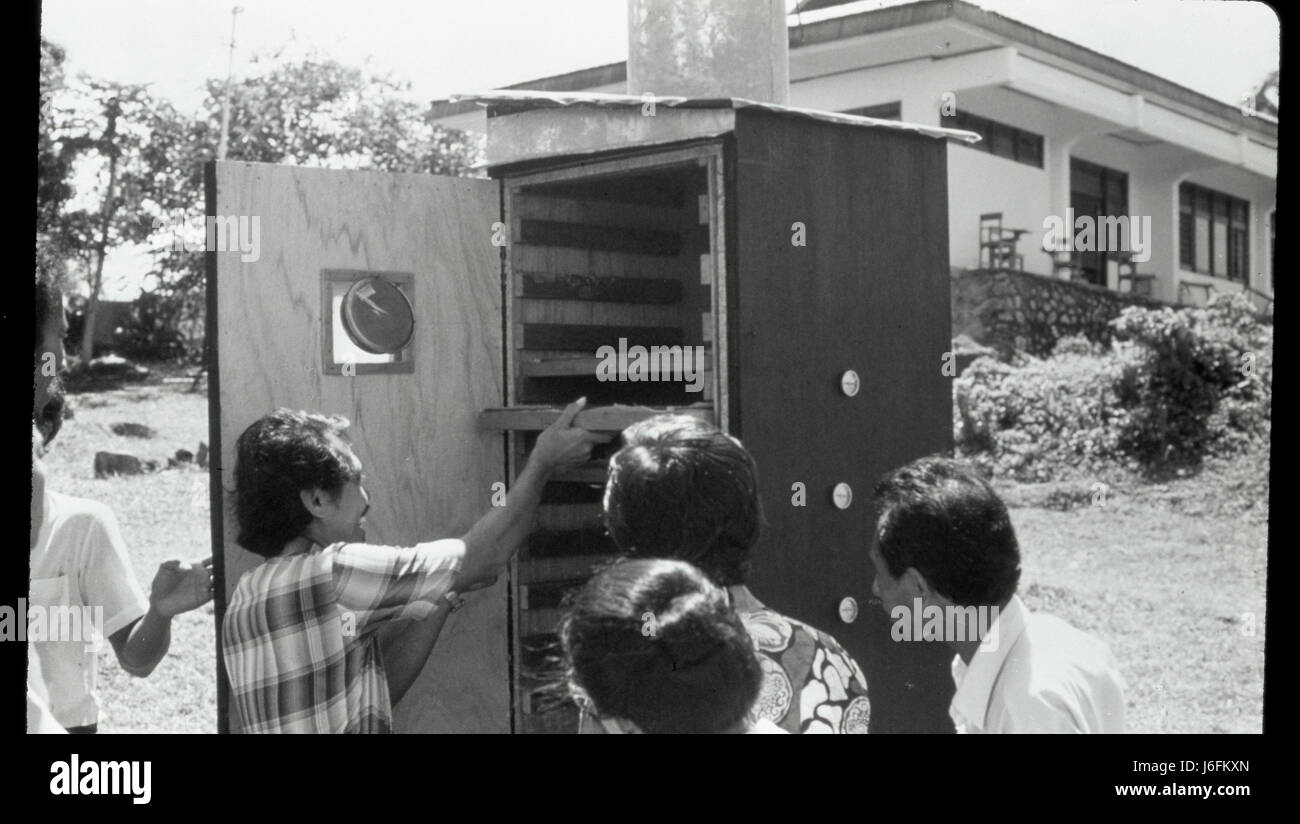 A MAN SHOWING A GROUP OF MEN WHATS IN A BOX Stock Photo - Alamy