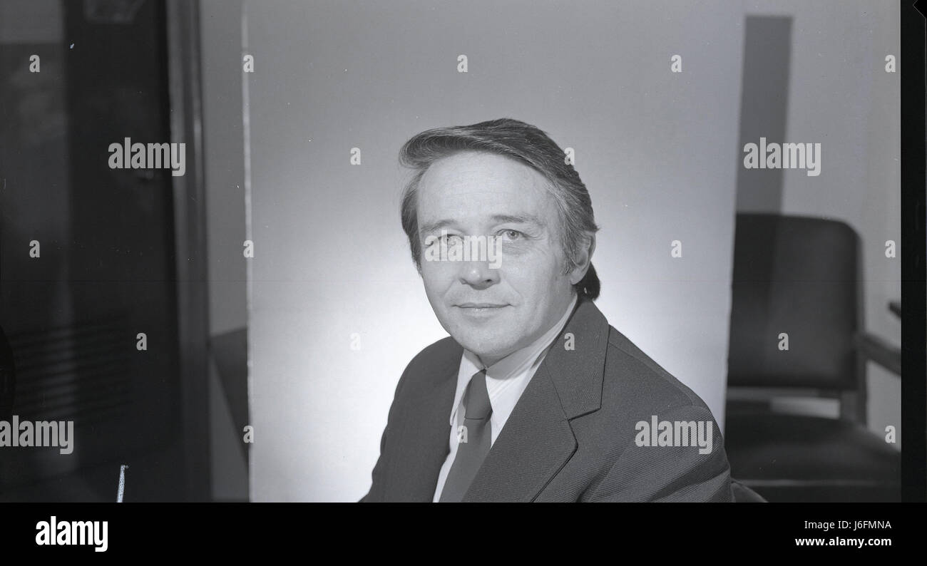 BILL MCINTYRE LOOKING INTO THE CAMREA Stock Photo - Alamy