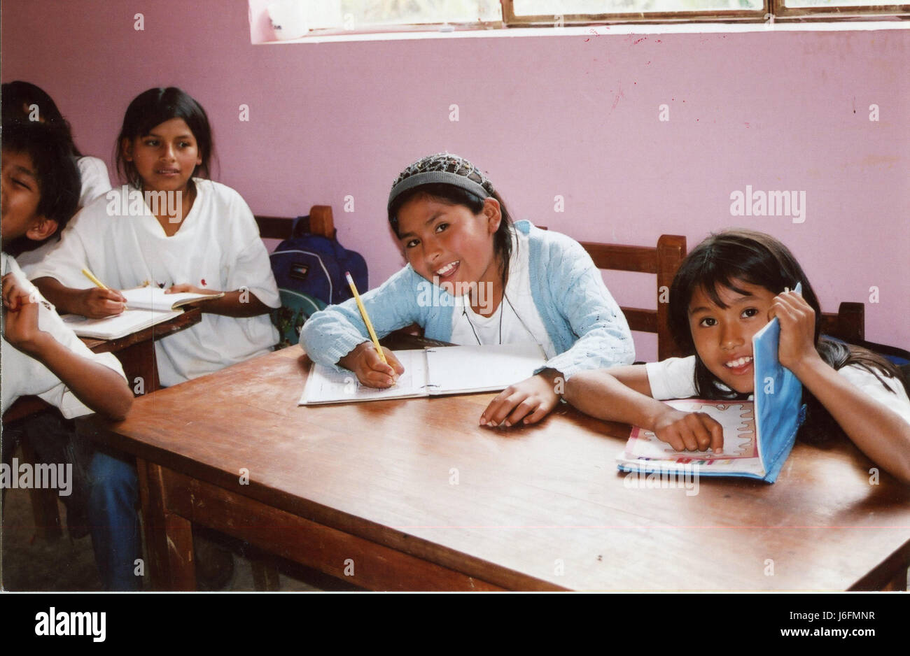 THERE ARE A GROUP OF KIDS IN A CLASS ROOM READING AND WRITING Stock ...