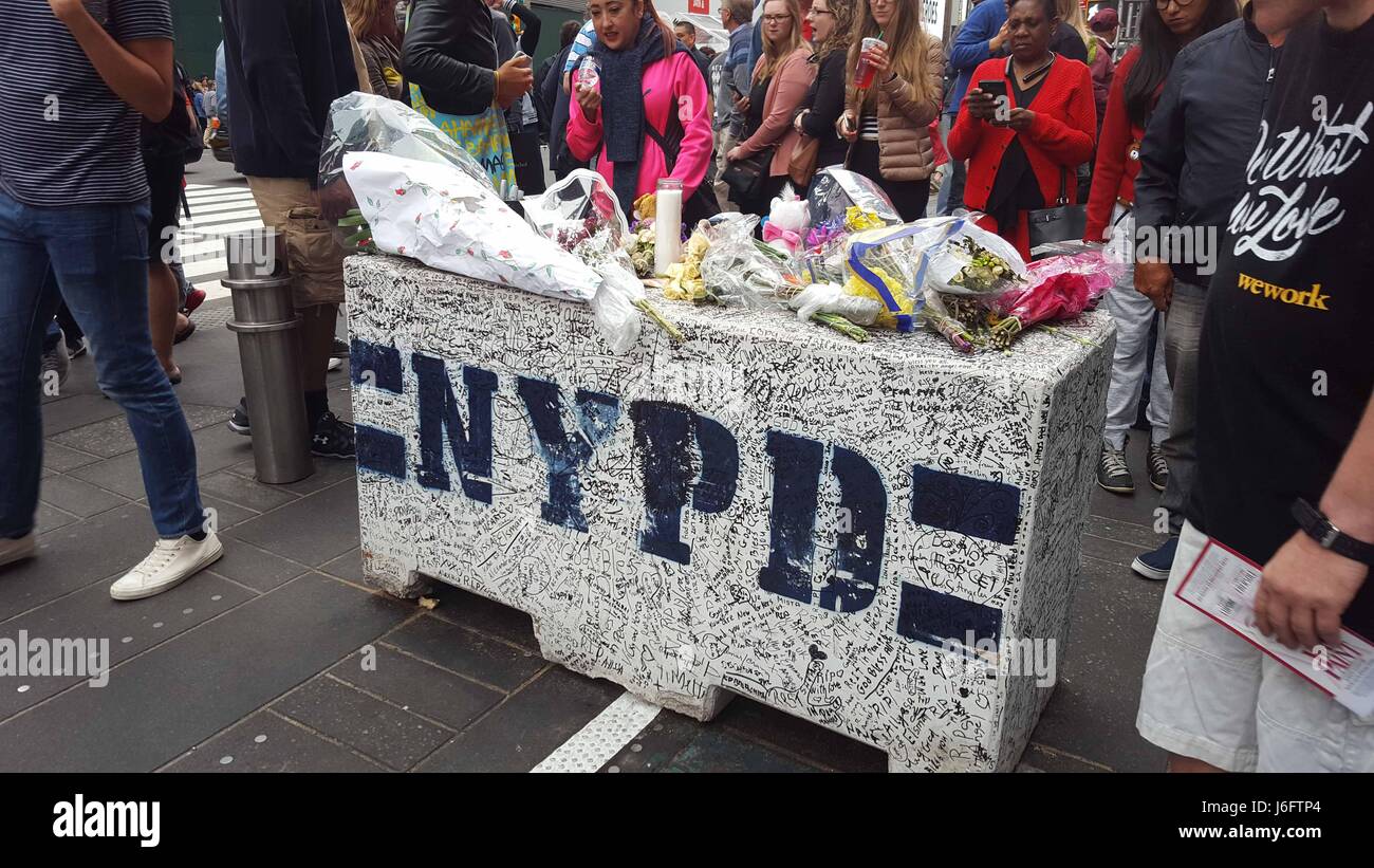 Police times square new year hi-res stock photography and images - Alamy