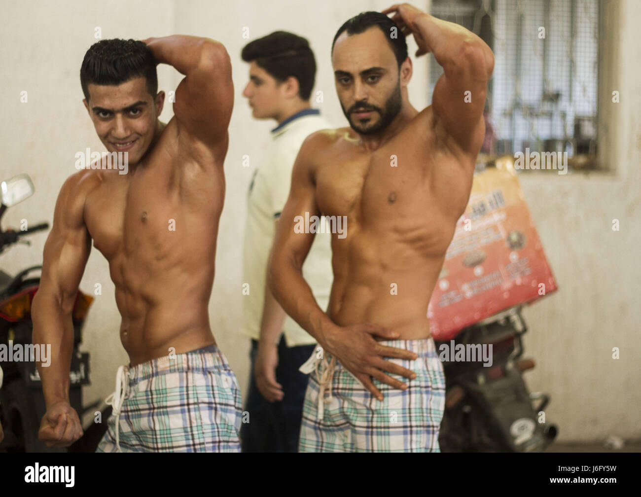 Gaza City, The Gaza Strip, Palestine. 20th May, 2017. Palestinian men ...