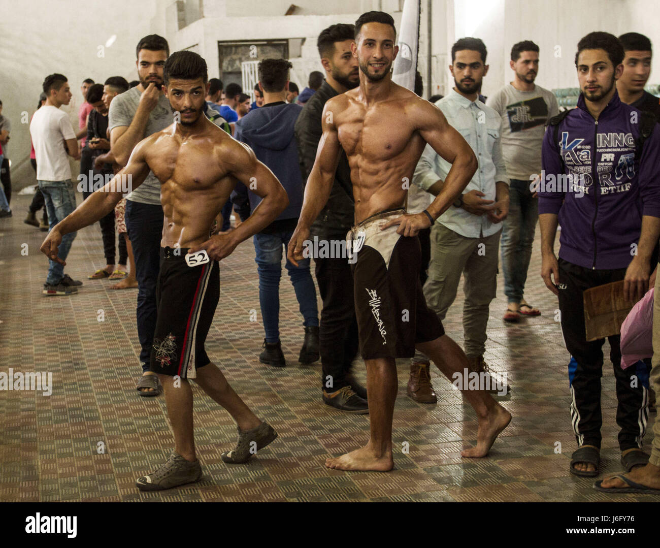 Gaza City, The Gaza Strip, Palestine. 20th May, 2017. Palestinian men ...