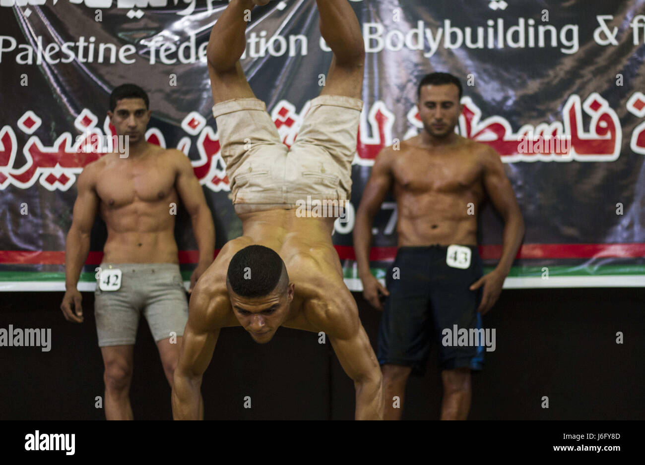 Gaza City, The Gaza Strip, Palestine. 20th May, 2017. Palestinian men ...