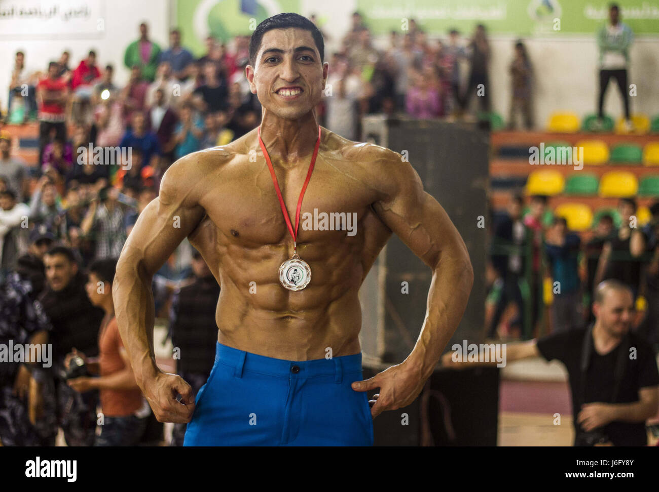 Gaza City, The Gaza Strip, Palestine. 20th May, 2017. A Palestinian man ...