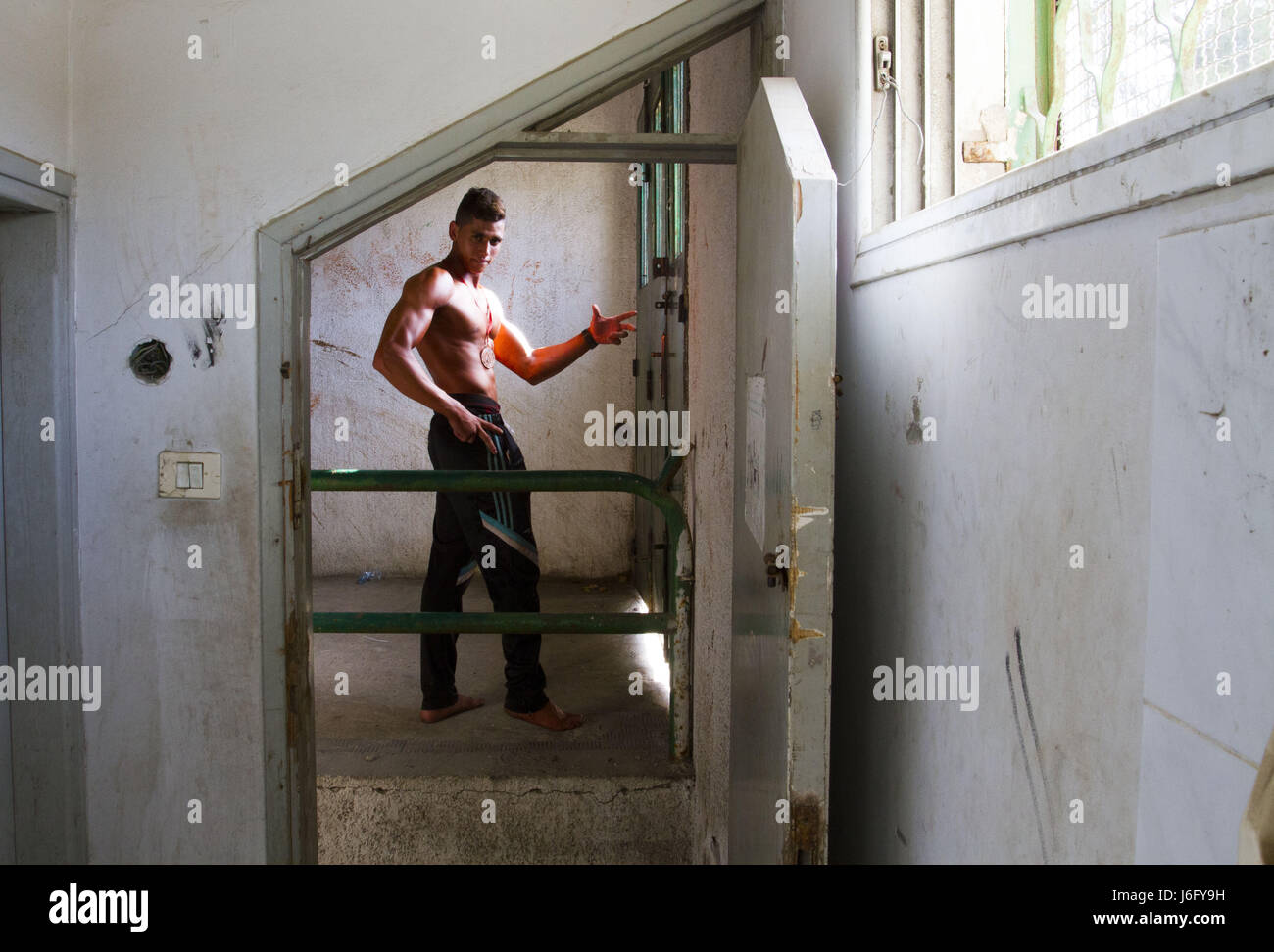 Gaza City, The Gaza Strip, Palestine. 20th May, 2017. A Palestinian man ...
