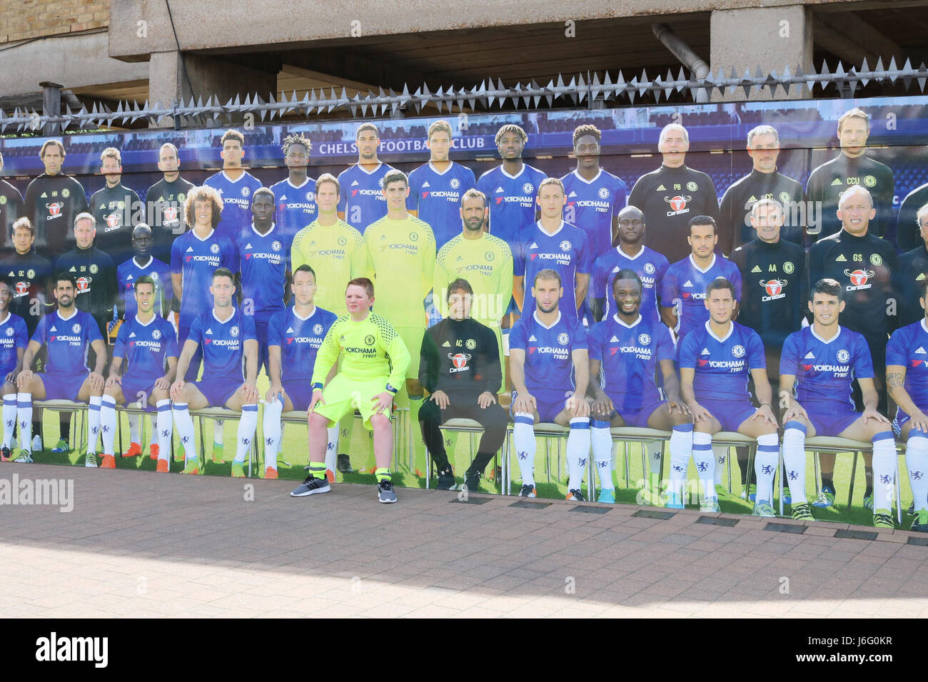 London, UK. 21st May, 2017. Fans arrive at Stamford Bridge as Chelsea ...