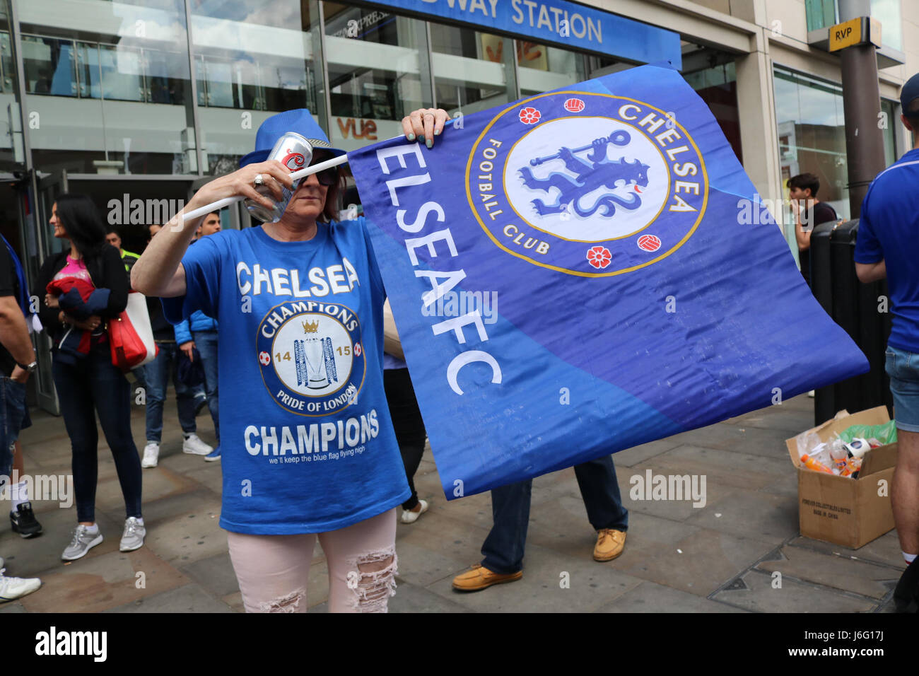 London, UK. 21st May, 2017. Fans arrive at Stamford Bridge as Chelsea ...