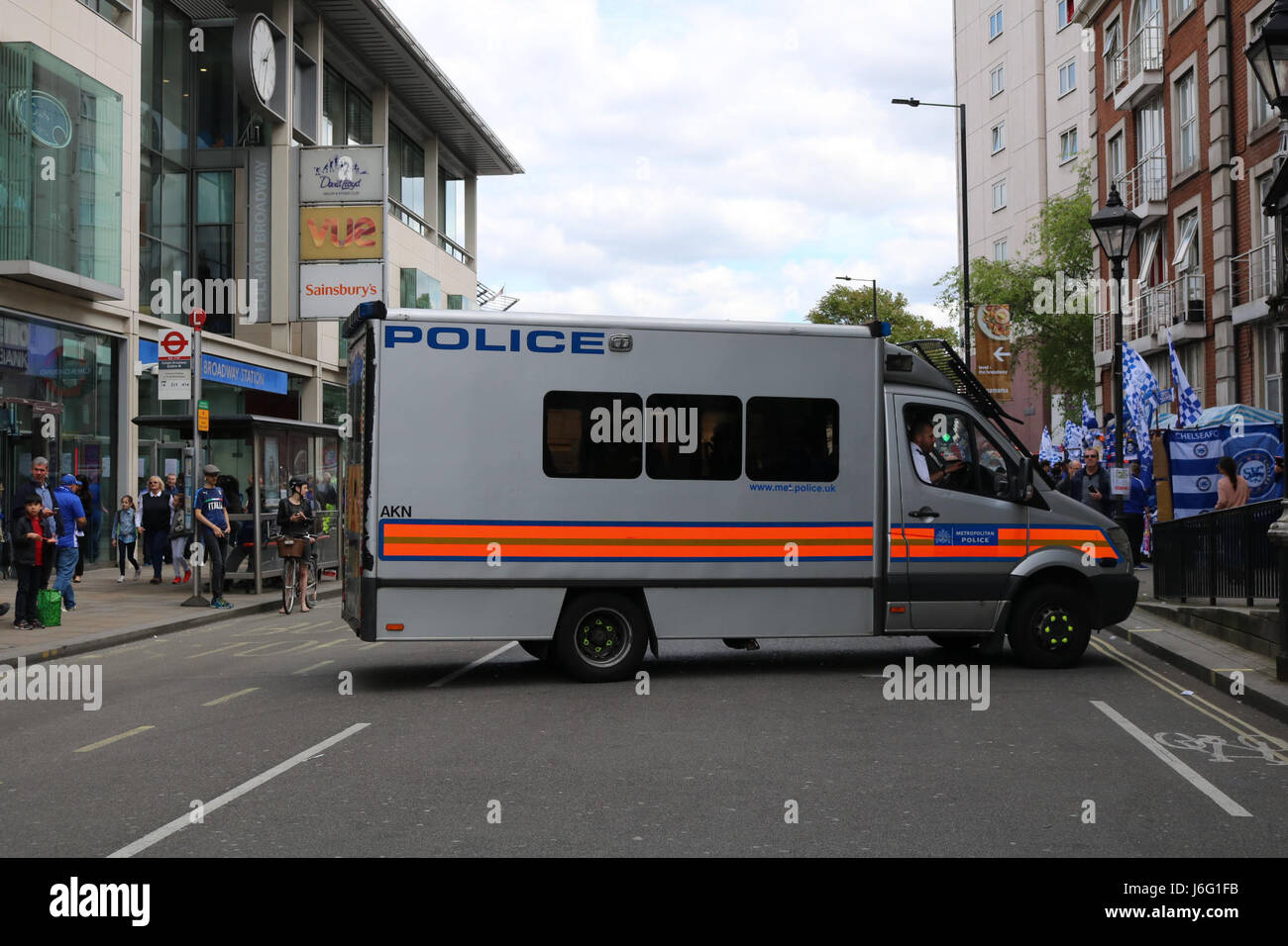 London, UK. 21st May, 2017. Police van bloks Fulham broadway as Fans ...