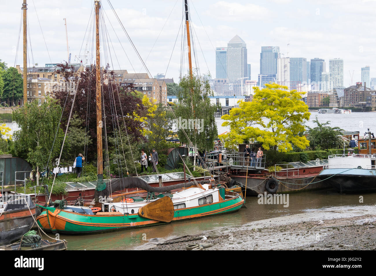 Residential moorings with gardens hi-res stock photography and images ...