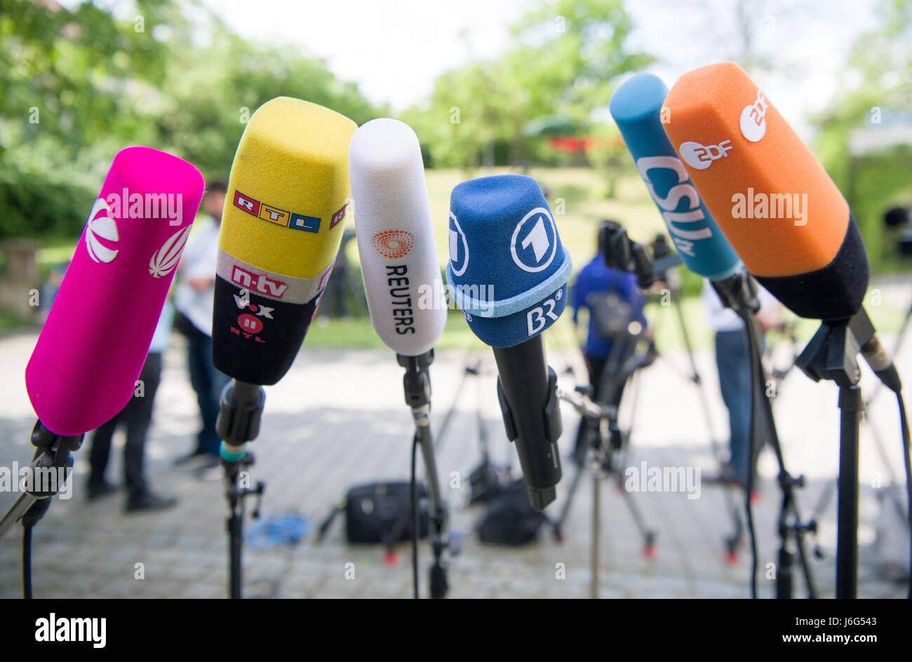 Tv microphones hi-res stock photography and images - Alamy
