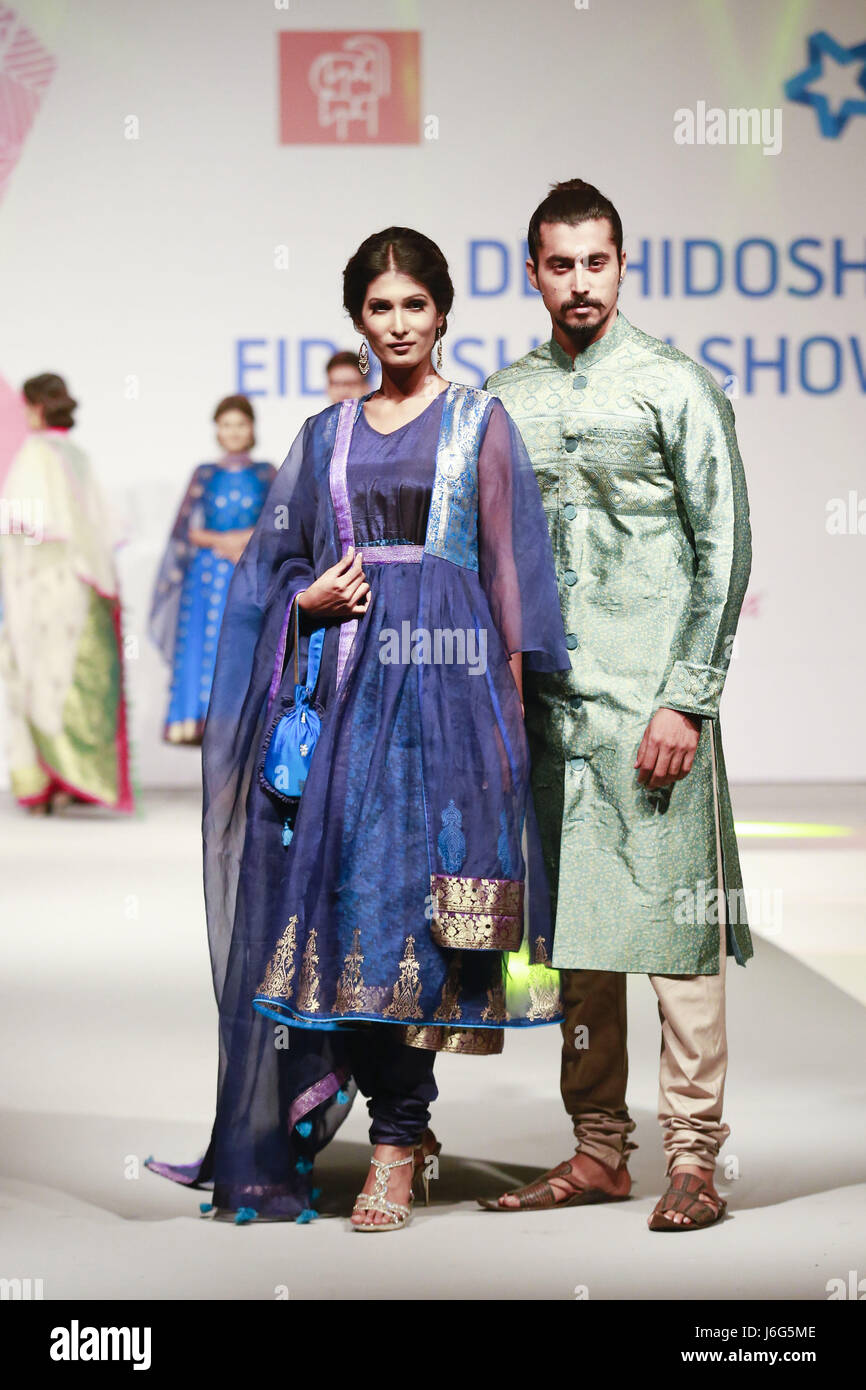 Dhaka, Bangladesh. 21st May, 2017. Bangladeshi models display cloths ...