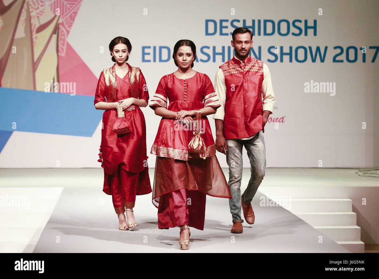 Dhaka, Bangladesh. 21st May, 2017. Bangladeshi models display cloths ...