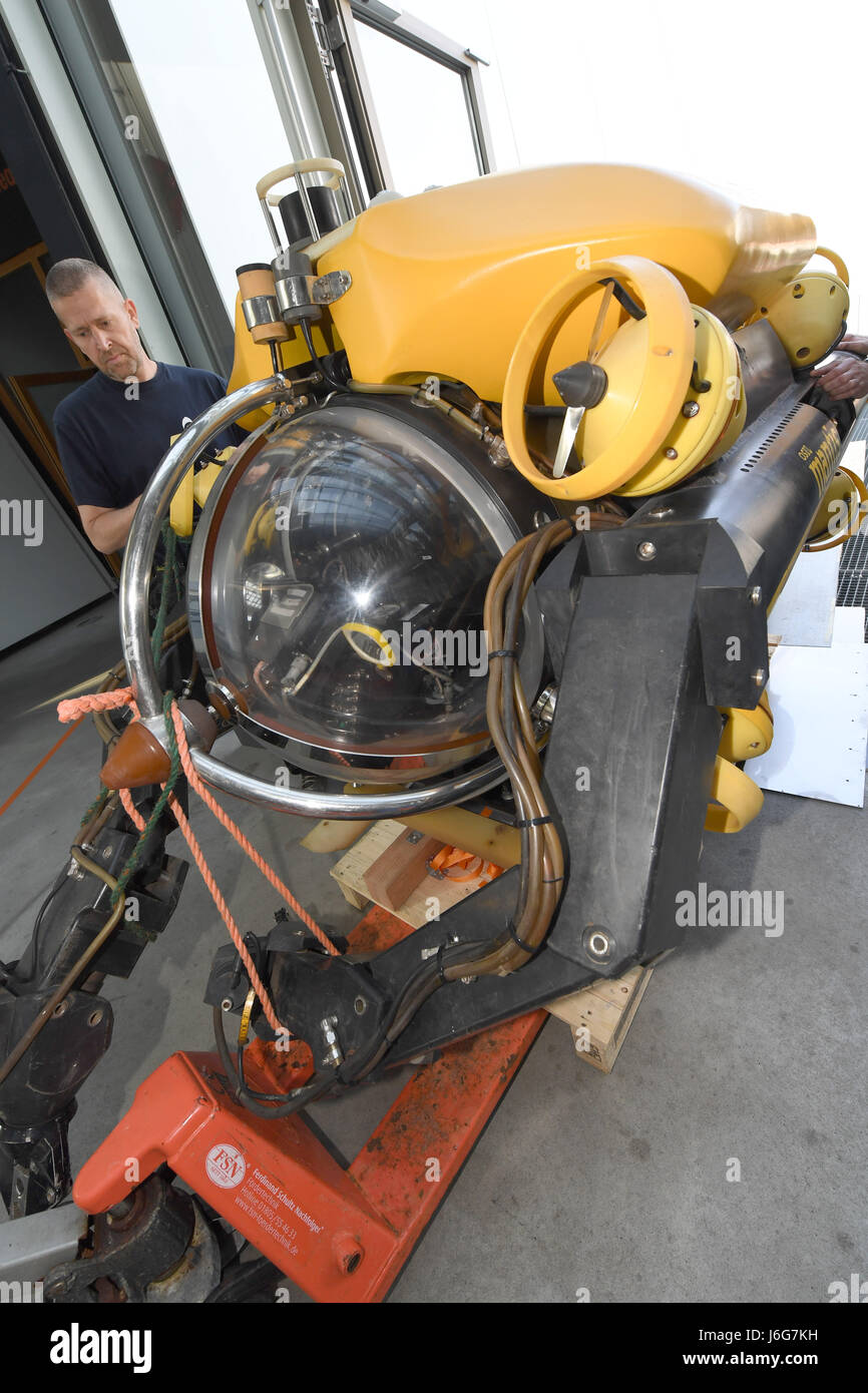 Submarine inspection hi-res stock photography and images - Alamy