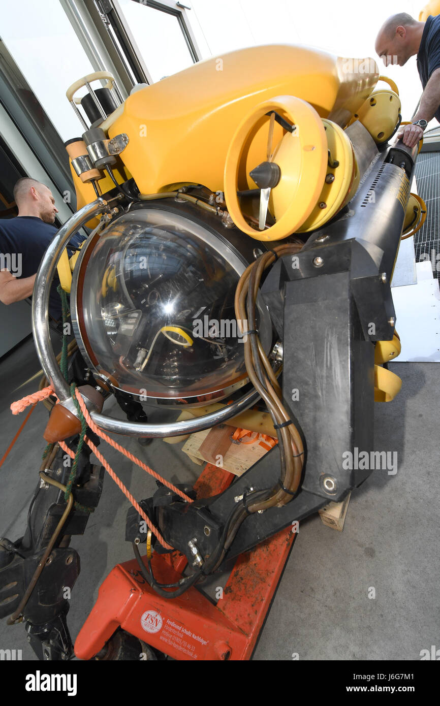 Submarine inspection hi-res stock photography and images - Alamy