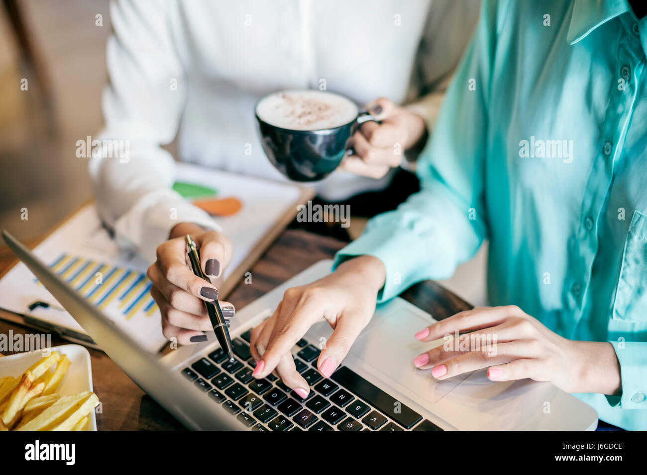 women discussing work at a coffee shop Stock Photo - Alamy