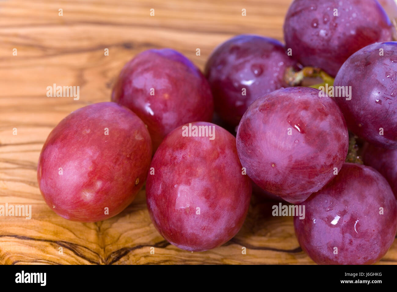 red grapes - vinis vinifera Stock Photo - Alamy
