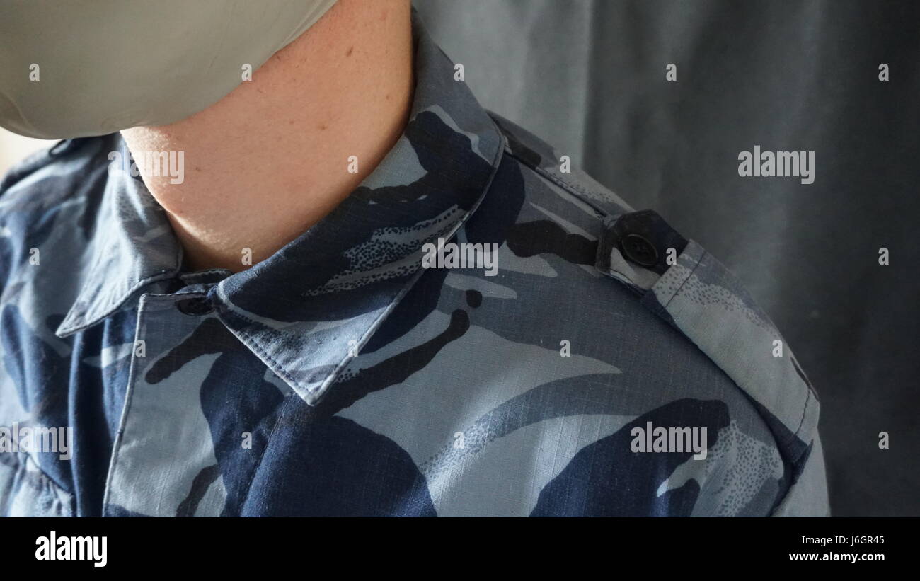 Man dressed in camouflage aiming hi-res stock photography and images ...