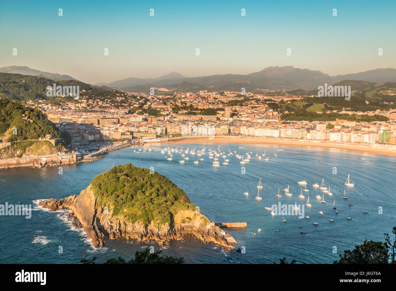 Beach scene san sebastian spain hi-res stock photography and images - Alamy