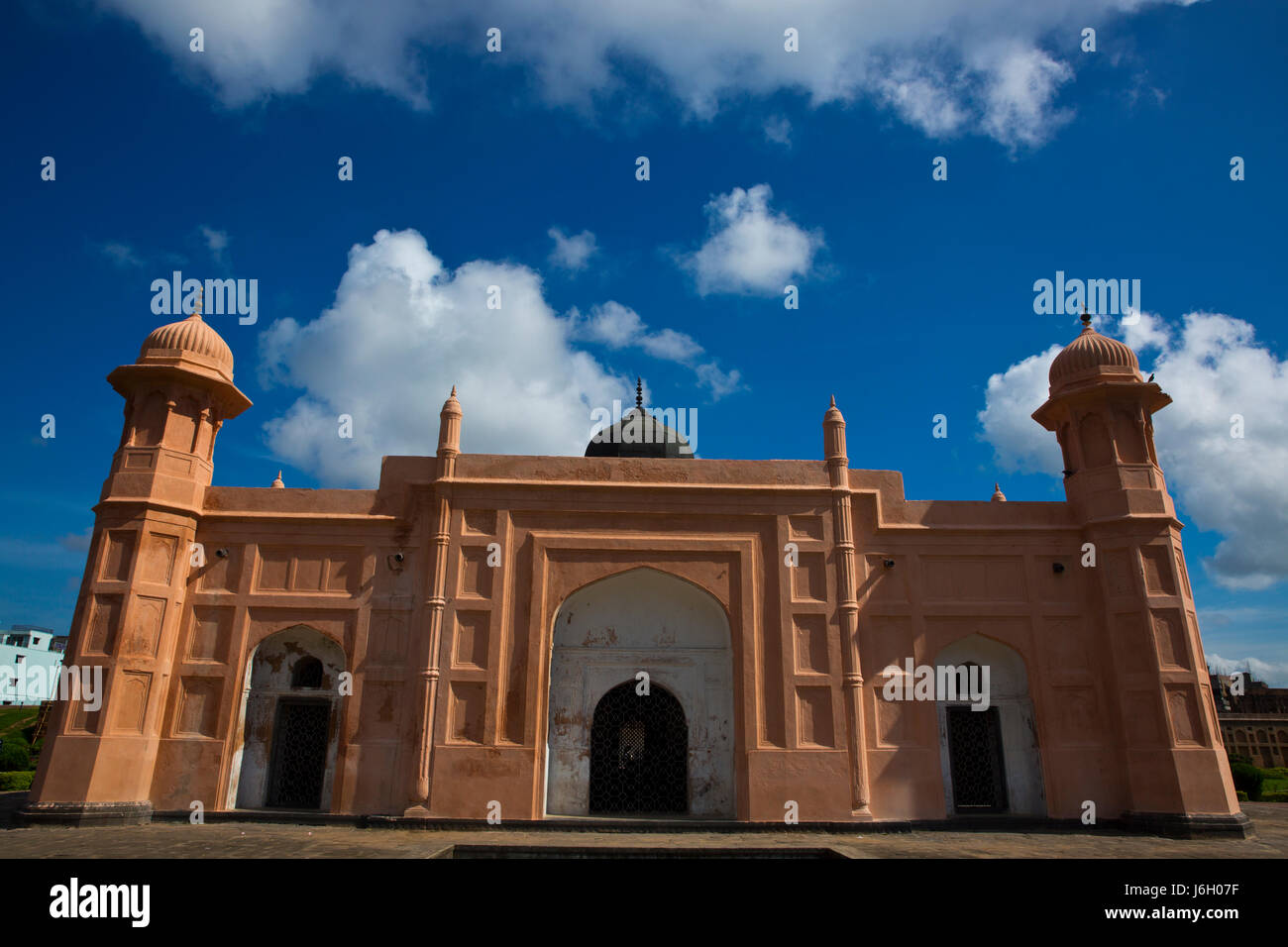 Pari Bibi Tomb inside the Lalbagh Fort in Old Dhaka, Bangladesh Stock ...