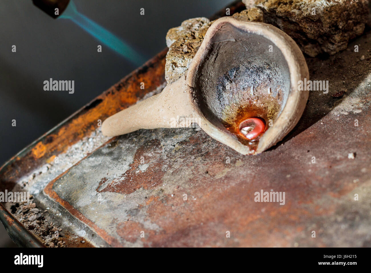 Gold molten bar hi-res stock photography and images - Alamy