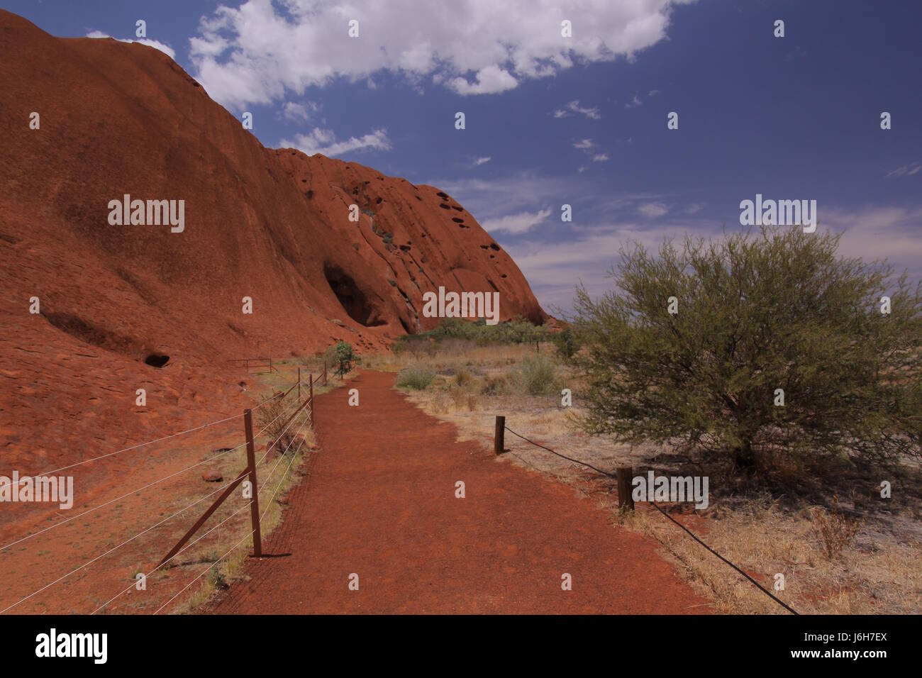 trail around uluru Stock Photo - Alamy
