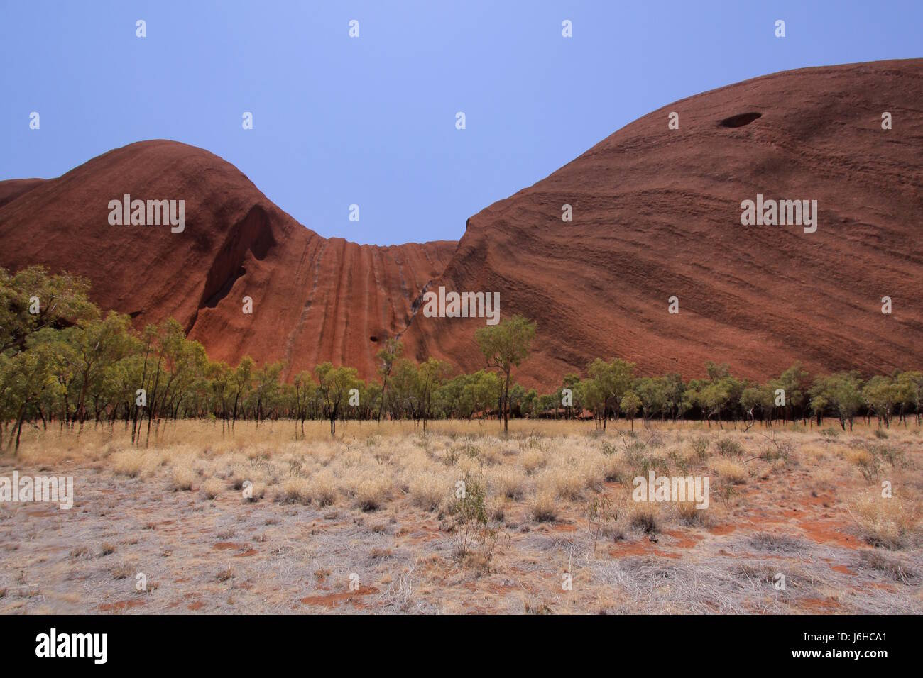 trail around uluru Stock Photo - Alamy