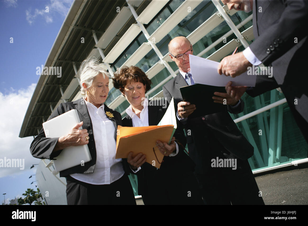 profile discuss look glancing see view looking peeking looking at front ...