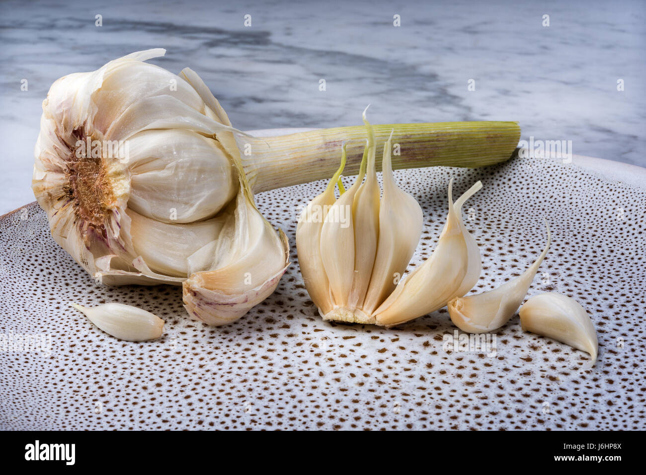 squeeze garlic Fresh French garlic and press Stock Photo - Alamy