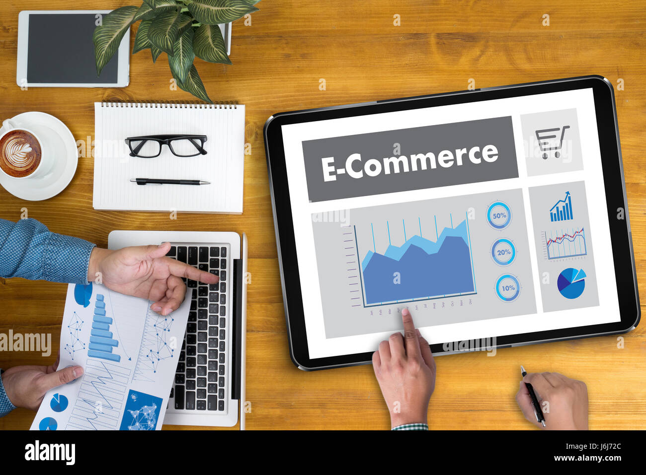 Business people use Technology E-commerce Internet Global Marketing ...