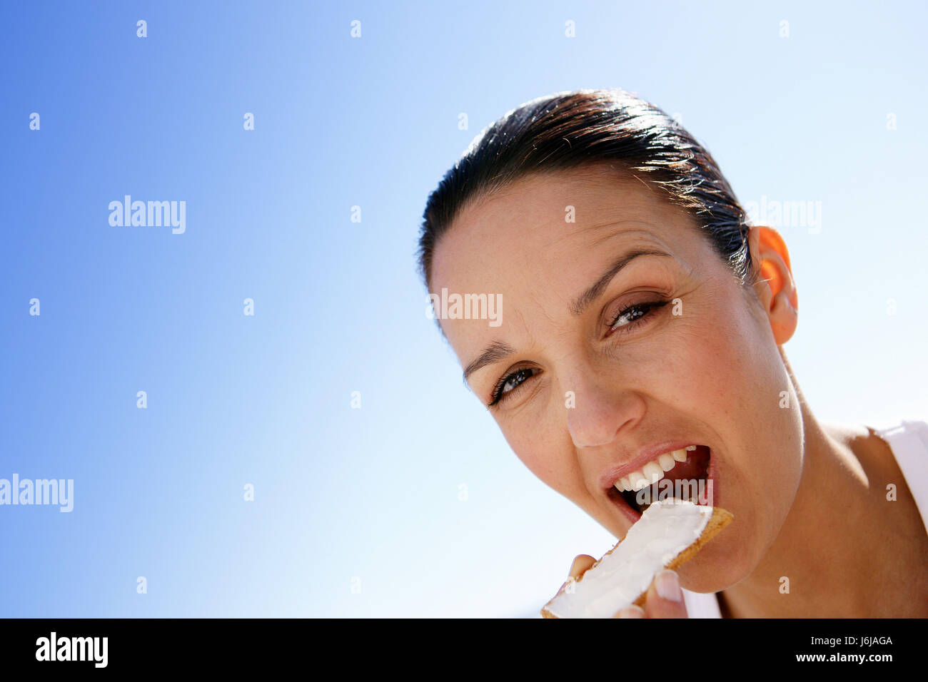 woman portrait summer summerly front view toast eating eat eats shine ...