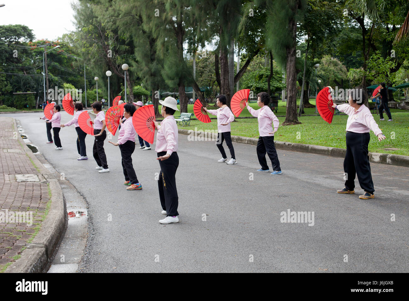 Chinese fan dance hi-res stock photography and images - Alamy