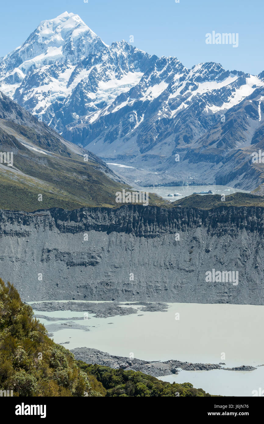 The snow capped peak of Mount Cook (Aoraki) viewed from hiking trails ...