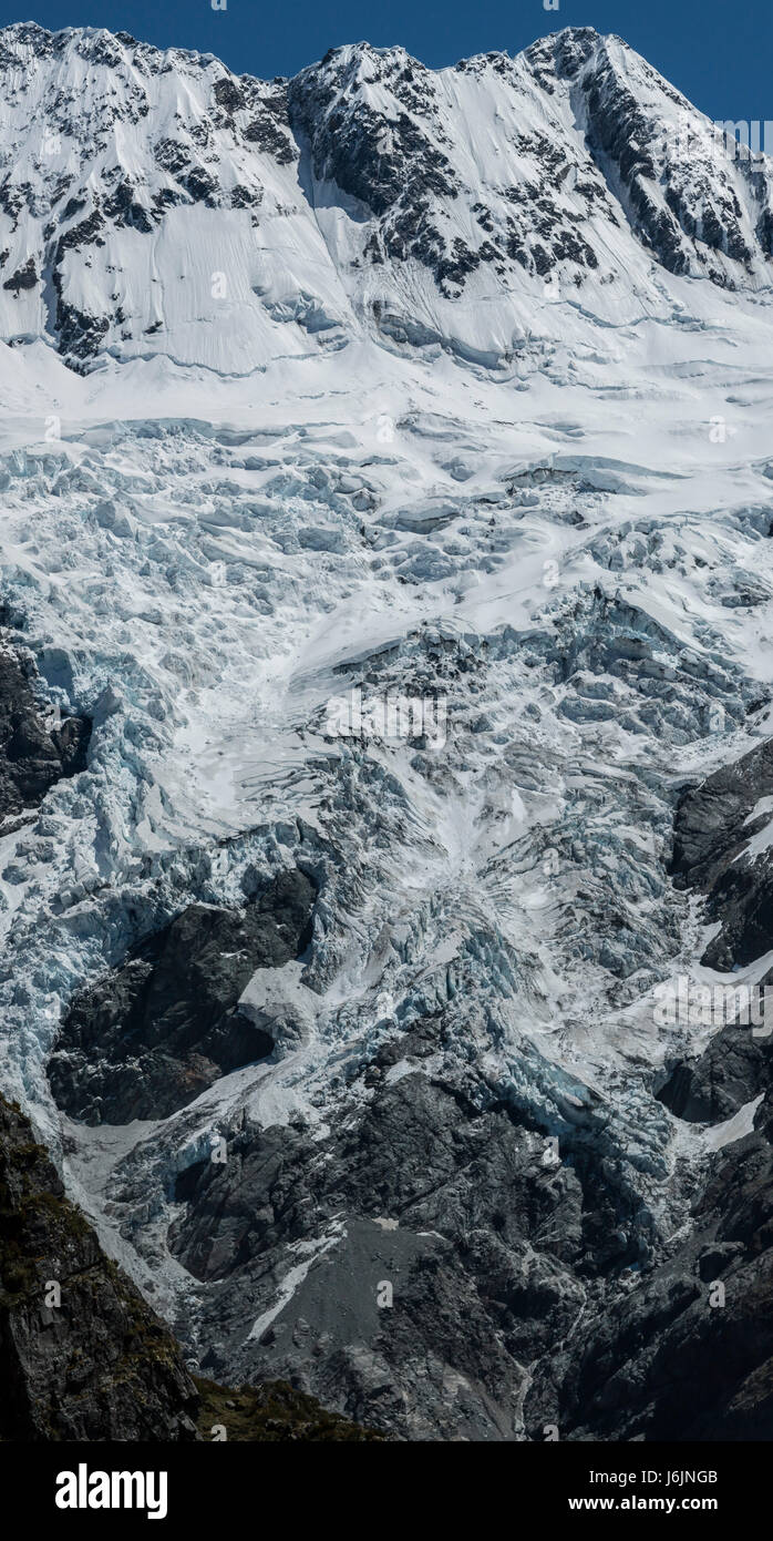 Views of snow and ice capped mountains from the Mueller Hut trail in ...