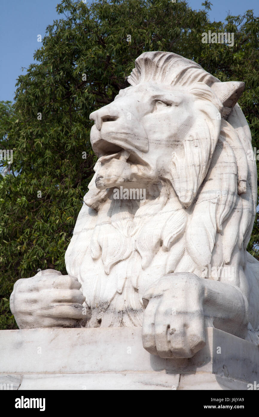 Lion guarding the gate of the Victoria Memorial and gardens, Kolkata ...