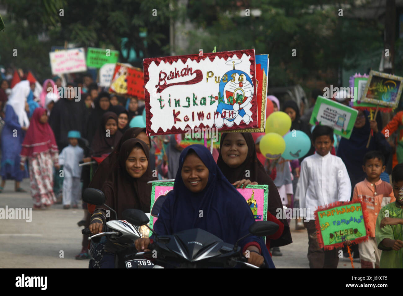 Cibitung Sub District, Indonesia. 21st May, 2017. Hundreds Muslims ...