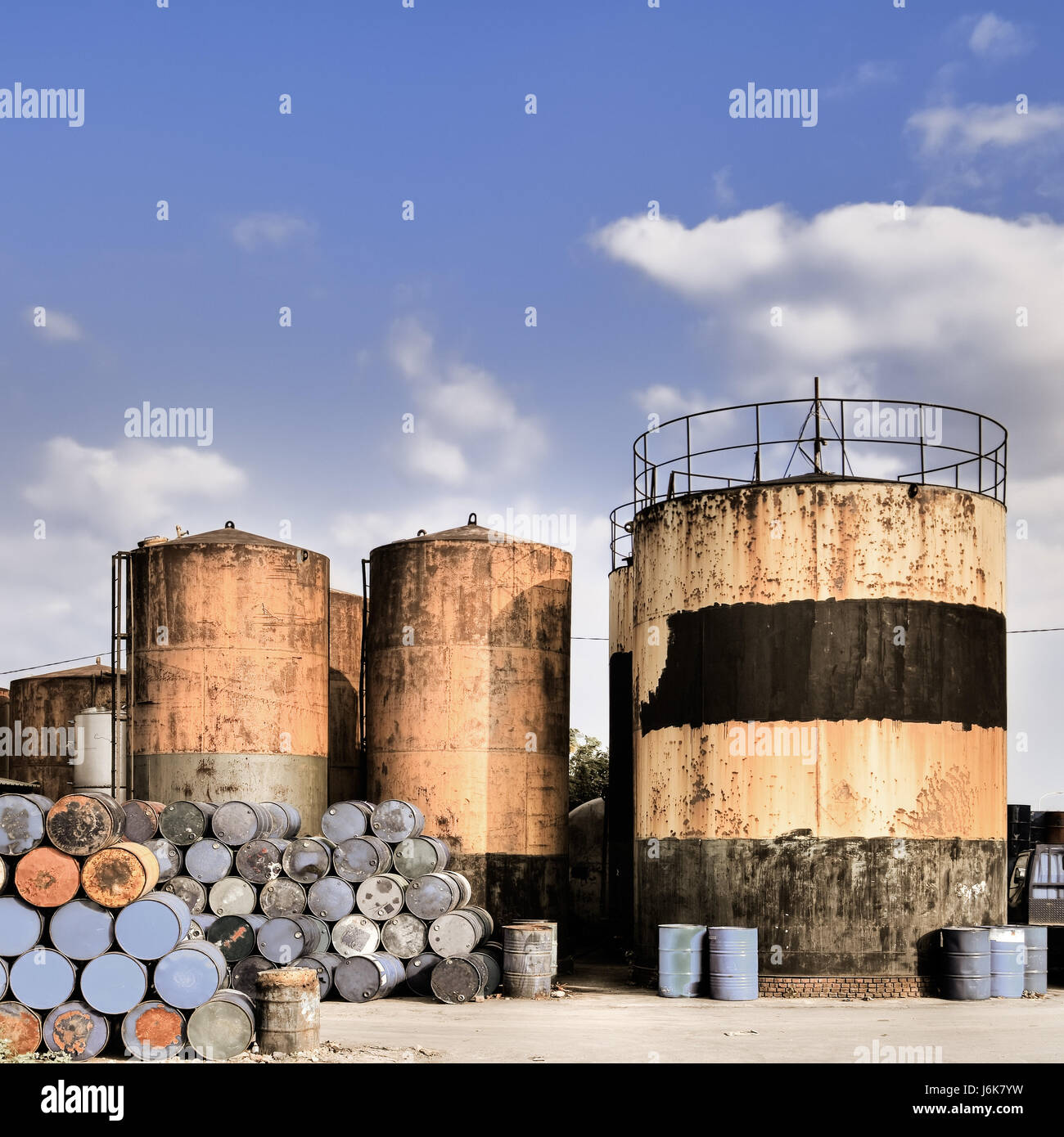 Oil can drum hi-res stock photography and images - Alamy