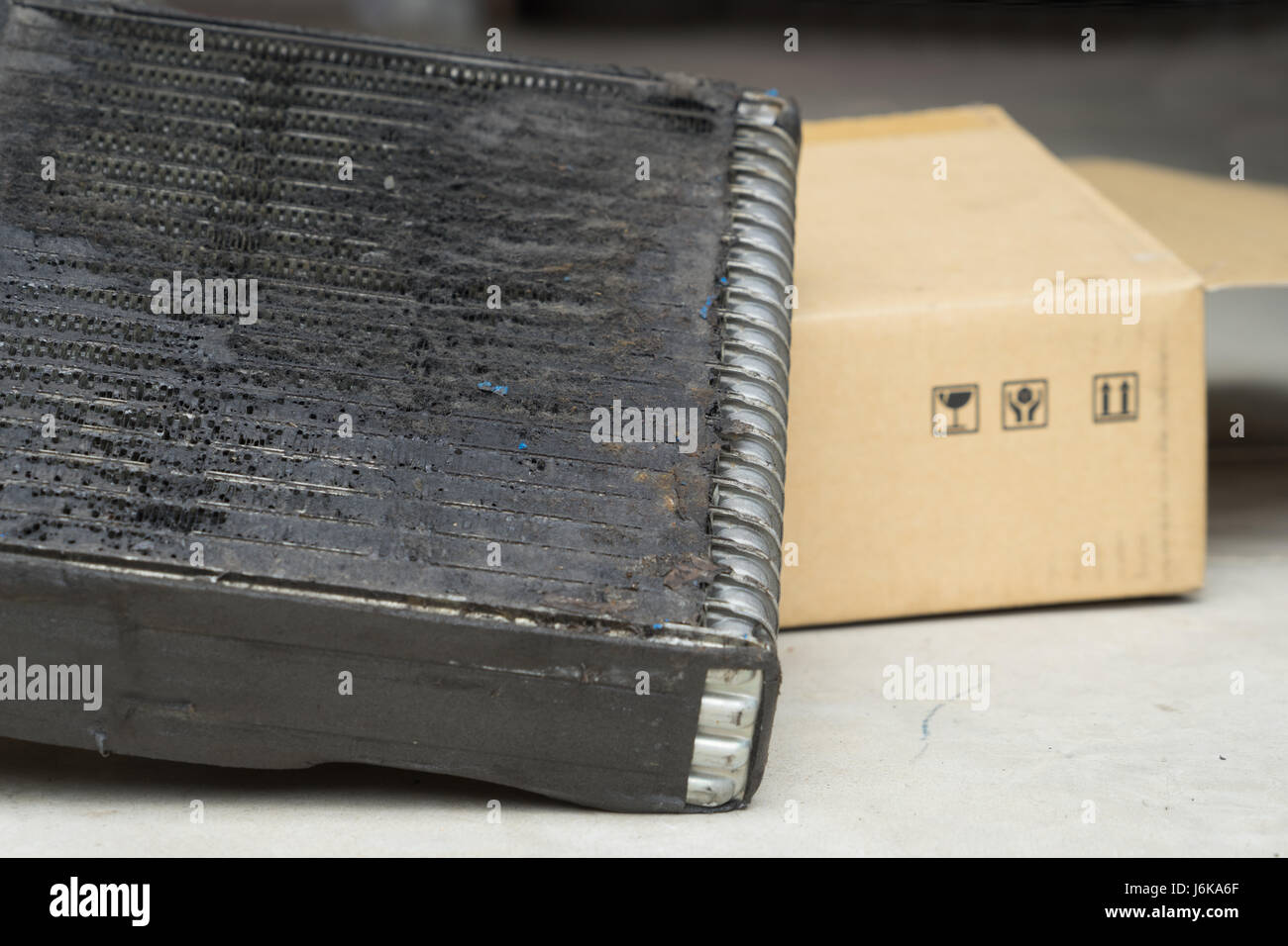 Damage carton hi-res stock photography and images - Alamy