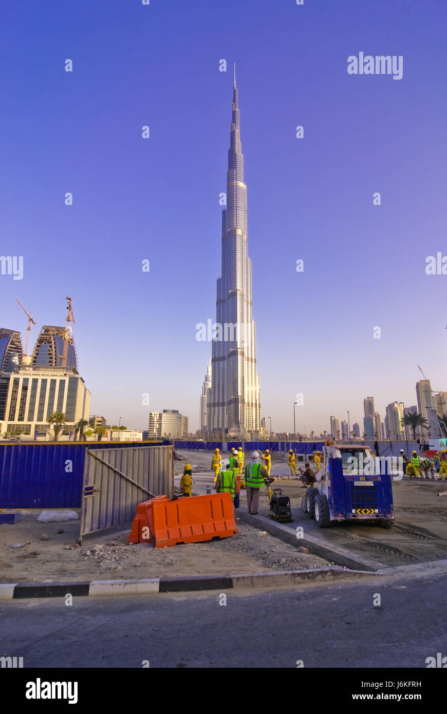 Burj khalifa construction workers hi-res stock photography and images ...