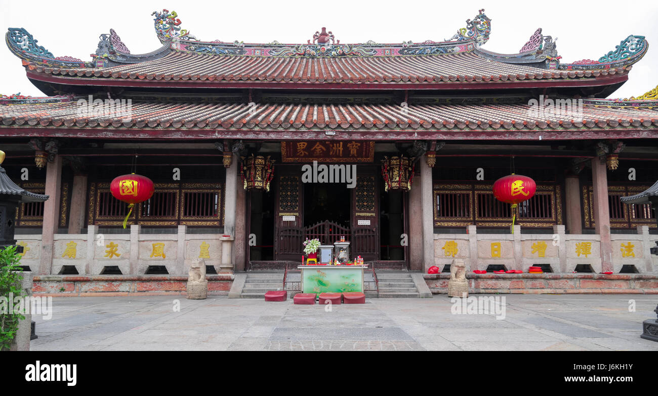 Prayer pavilion inside Kaiyuan temple at Chaozhou town, Guangdong ...