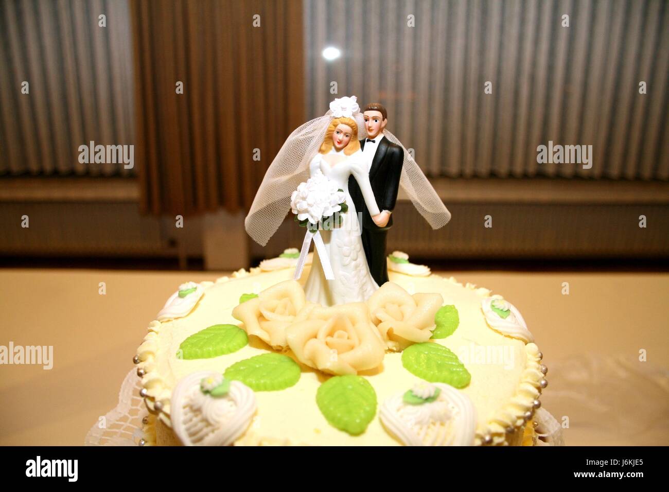 wedding cake couple Stock Photo - Alamy