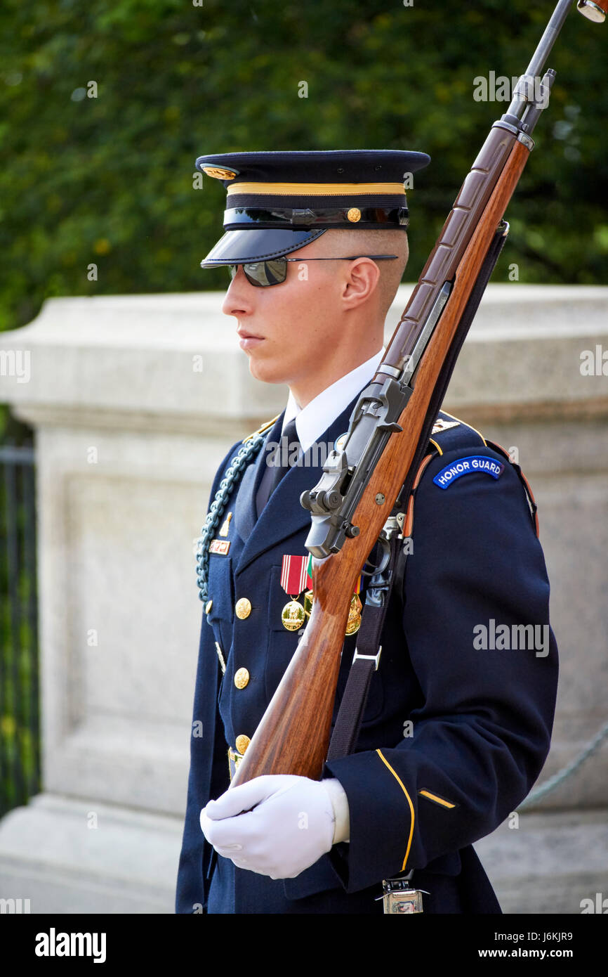 honor guard tomb guard sentinel at the tomb of the unknowns arlington ...