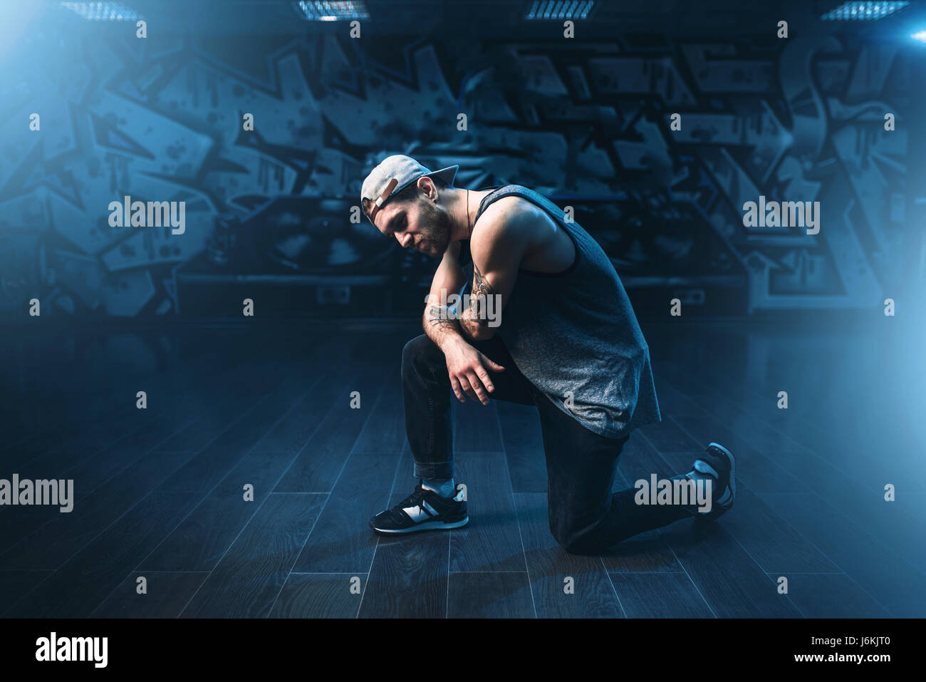 Breakdance performer posing in dance studio. Modern urban dancing style Stock Photo - Alamy
