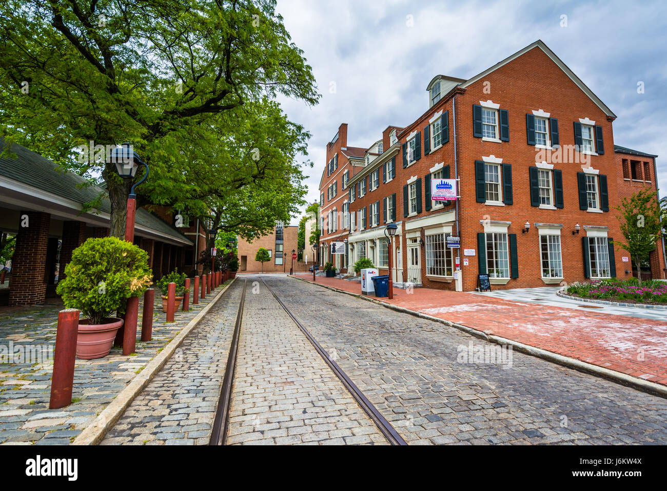 Brick buildings and cobblestone street at Head House Square, in Society ...